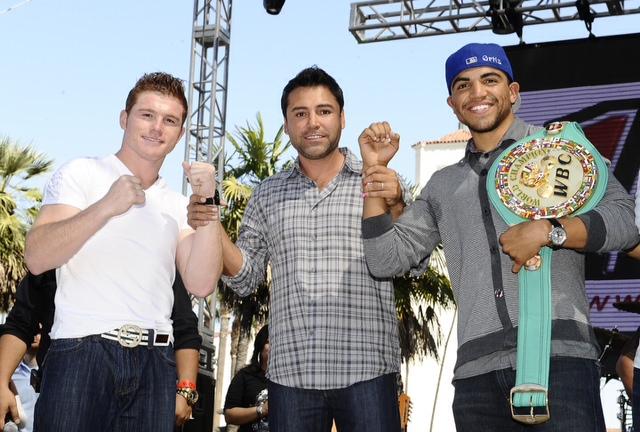 Photos: Oscar de la Hoya, Ortiz and Canelo Celebrate Fiestas Patrias ...
