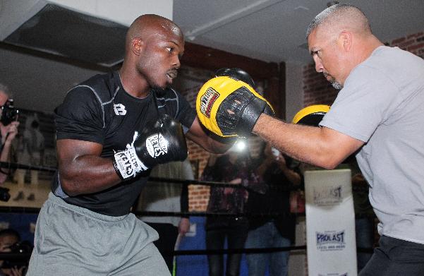 Photos of Timothy Bradley and Oscar Valdez | MyBoxingFans - Boxing News
